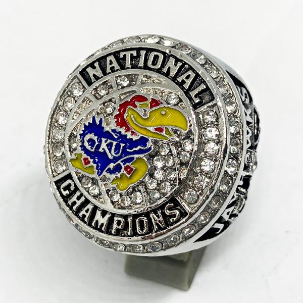 「カンザス・ジェイホークス」2022年 NCAAチャンピオンリング レプリカです。リングサイズ：24号(幅があるので1サイズ大きい物をおすすめします)重さ（約）：71ｇ最大幅（約）：31.5ｍｍ材質：合金に、銀メッキ塗装、ジルコニア付き　※...