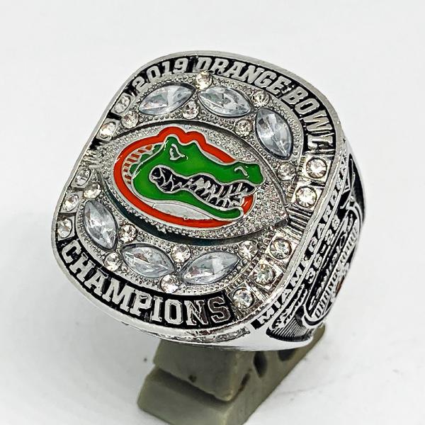 「フロリダ大学　フロリダ・ゲーターズ」2019年 オレンジボウル  チャンピオンリングレプリカです。リングサイズ：25号(幅があるので1サイズ大きい物をおすすめします)重さ（約）：74ｇ最大幅（約）：31ｍｍ材質：合金に、銀メッキ塗装　・ジ...