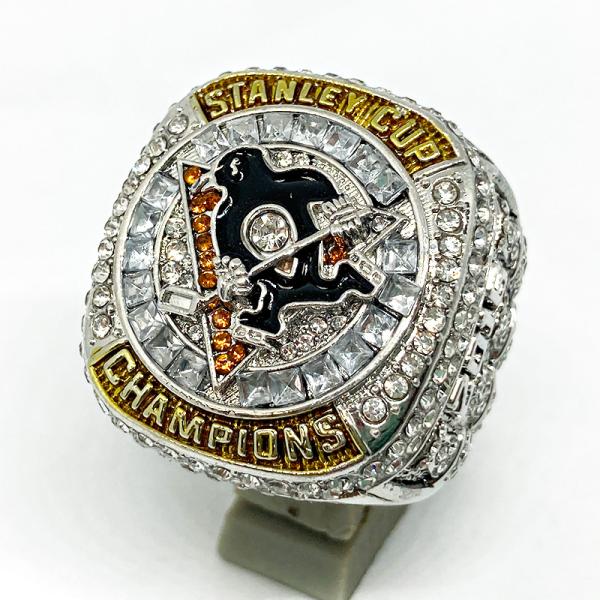「ピッツバーグ・ペンギンズ 」2016年 スタンレーカップ　チャンピオンズリング レプリカです。リングサイズ：23号(幅があるので1サイズ大きい物をおすすめします)重さ（約）：54ｇ最大幅（約）：29.5ｍｍ材質：合金に、銀メッキ塗装、ジル...