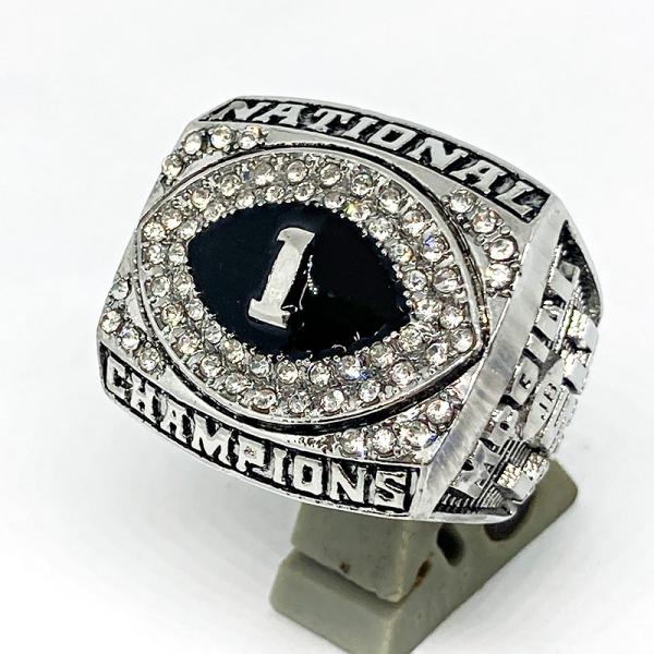 「Oklahoma Sooners」2004年 ノキア シュガーボウル BCSナショナルチャンピオンシップチャンピオンリングレプリカです。リングサイズ：23号(幅があるので1サイズ大きい物をおすすめします)重さ（約）：91ｇ最大幅（約）：2...