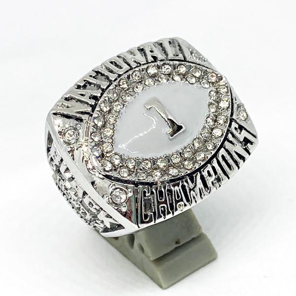 「Oklahoma Sooners」2008年 Big 12 チャンピオンシップ チャンピオンリングレプリカです。リングサイズ：23.5号(幅があるので1サイズ大きい物をおすすめします)重さ（約）：68ｇ最大幅（約）：27ｍｍ材質：合金に、...