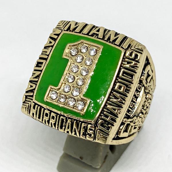 「マイアミ・ハリケーンズ」1989年 シュガーボウル チャンピオンリングレプリカです。リングサイズ：23号(幅があるので1サイズ大きい物をおすすめします)重さ（約）：56ｇ最大幅（約）：25ｍｍ材質：合金に、金メッキ塗装　ジルコニア付きリン...