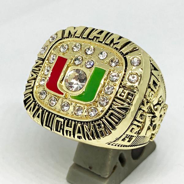 「マイアミ・ハリケーンズ」1991年 オレンジボウル チャンピオンリングレプリカです。リングサイズ：24号（幅があるので23号位と思って下さい）重さ（約）：47ｇ最大幅（約）：25.5ｍｍ材質：合金に、金メッキ塗装　ジルコニア付き※メッキは...