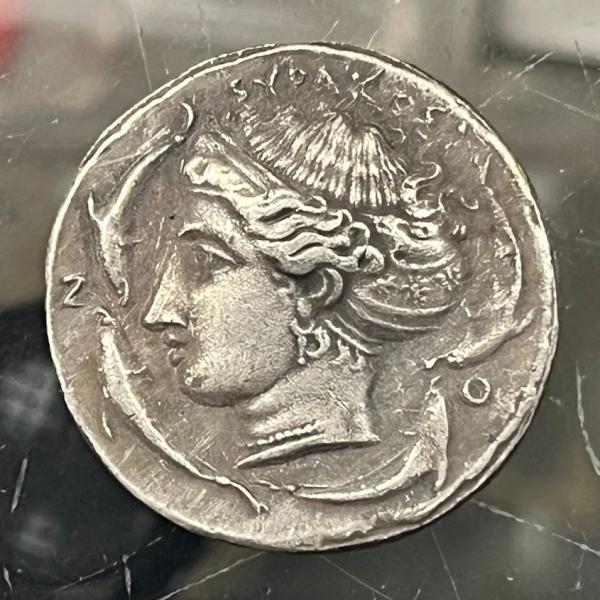 古代ギリシャコインのレプリカです。燻しや曇り方や傷がリアルです。直径24.3ｍｍ　厚み4.2ｍｍ真鍮製に銀メッキで重量は11ｇ前後です。画像は見本となります。