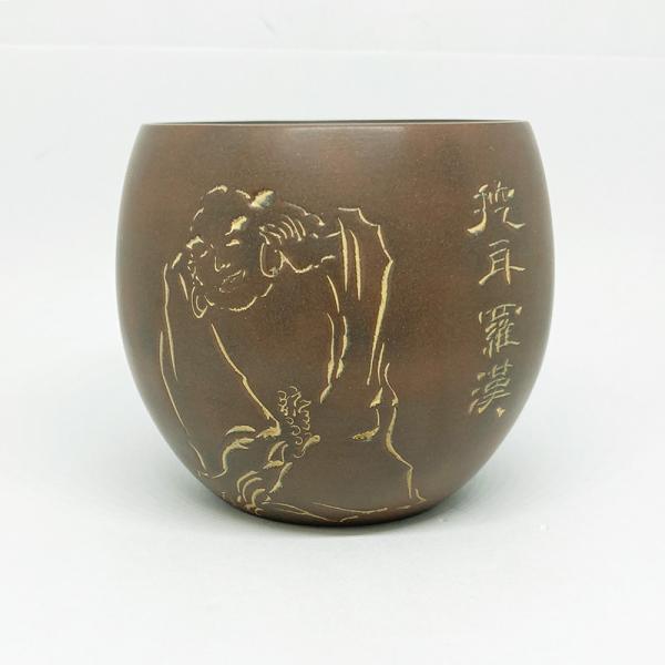 欽陶居工房　湯飲み  「〓耳羅漢」(掘耳羅漢) 十八羅漢杯十八羅漢の一人、那伽犀那尊者、通称 〓耳羅漢です。ケガキは全て手彫りとなります。　分厚いためか重量感がありこの重さが好き！と言う方もおられます。鉄分を多く含む紫泥なのでとても固く頑丈...