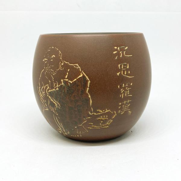 欽陶居工房　湯飲み  「〓思羅漢」 十八羅漢杯十八羅漢の一人、羅怙羅尊者、通称 〓思羅漢(沈思羅漢) です。ケガキは全て手彫りとなります。　分厚いためか重量感がありこの重さが好き！と言う方もおられます。鉄分を多く含む紫泥なのでとても固く頑丈...