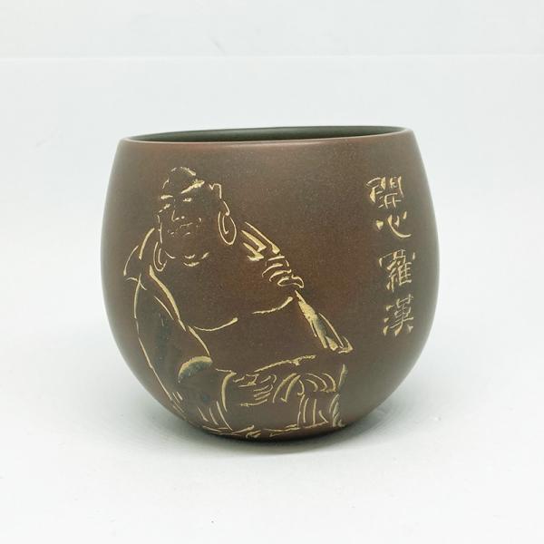 欽陶居工房　湯飲み  「開心羅漢」 十八羅漢杯十八羅漢の一人、戍博迦尊者、通称開心羅漢です。ケガキは全て手彫りとなります。　分厚いためか重量感がありこの重さが好き！と言う方もおられます。鉄分を多く含む紫泥なのでとても固く頑丈でかつ、指ではじ...
