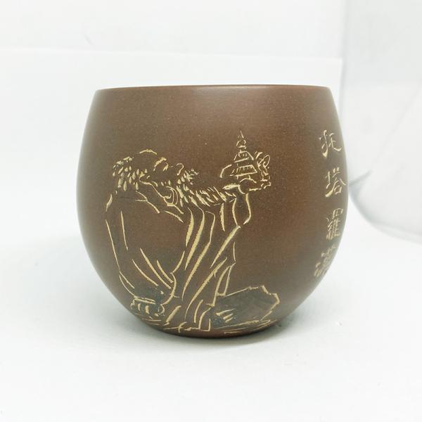 欽陶居工房　湯飲み  「托塔羅漢」 十八羅漢杯十八羅漢の一人、蘇頻陀尊者、通称 托塔羅漢です。ケガキは全て手彫りとなります。　分厚いためか重量感がありこの重さが好き！と言う方もおられます。鉄分を多く含む紫泥なのでとても固く頑丈でかつ、指では...