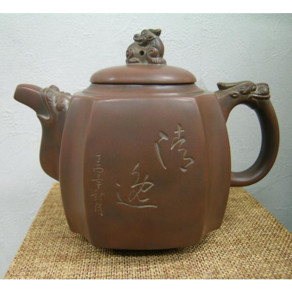 欽陶居工房　 急須No.44 清逸　四方龍型　清逸の意味は「清らかで、世俗的でないこと。」丁酉年秋月 2017年の意味です。ケガキ彫刻はすべて手彫りです。裏側は鶯が梅の枝で休んでいます。蓋のツマミは霸王貔貅で貔貅より強い神獣です。財運の神獣...