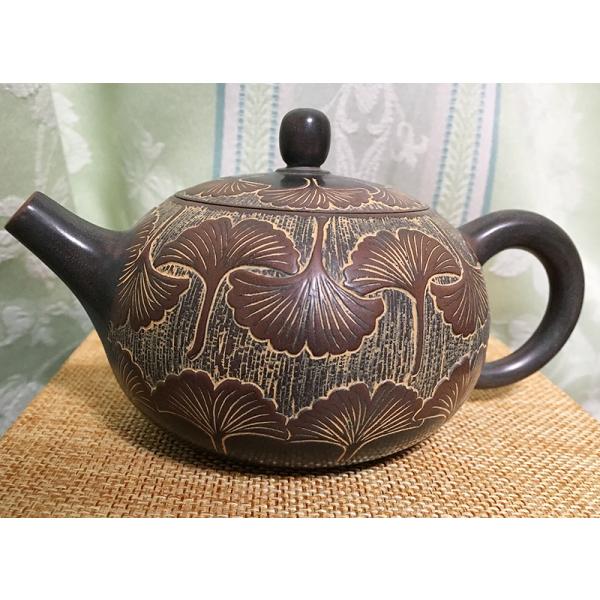 欽陶居工房　 急須 No.55 珠型 銀杏葉 何葉秀作品彫刻はすべて手彫りです。銀杏の葉が浮き彫りになっております。銀杏には中国、日本はもとよりヨーロッパ、南米世界中でいろいろな意味を持っております。ご自身の都合の良いようにとらえて頂ければ...