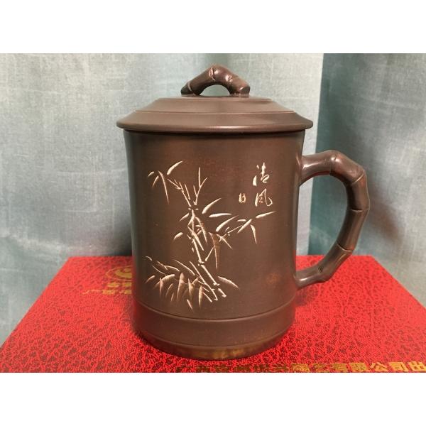 欽陶居工房　古安陶芸作品 竹取手特大湯飲み 「清風」本体と蓋の取っ手は竹をイメージしております。清風・・は、心地よい風などの意味がございますがご自身の都合の良いように捉えて頂ければと思います。裏の詩の「花開春富貴 竹報歳平安」は花開き春がき...