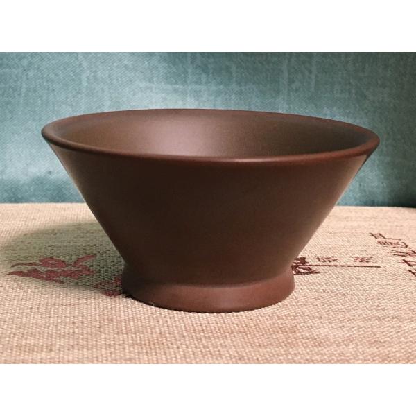 欽陶居工房 　盃 斗笠杯ケガキ彫刻はすべて手彫りです。盃の中には松葉が彫られております。分厚いためか重量感がありこの重さが好き！と言う方もおられます。鉄分を多く含む紫泥なのでとても固く頑丈でかつ、指ではじいた時の「キンッ」という甲高い響きは...