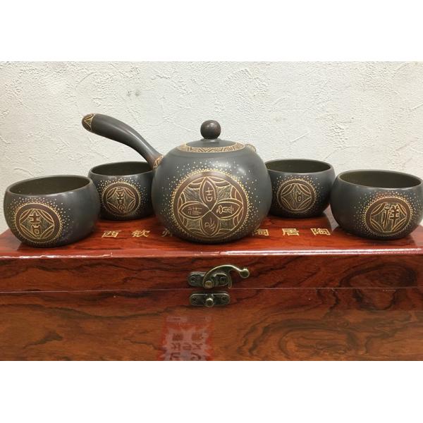 欽陶居　急須と湯呑セット黄新 作 吉祥如意柄no.64吉祥如意・・・万事めでたく物事が運ぶたとえで、ご自身の都合の良いように捉えて頂いて結構です。陶芸家　黄新は欽陶居マスター、黄盈の弟子でもあります。急須　１６ｃｍｘ９ｃｍ　高さ８ｃｍ　内容...