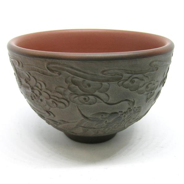 欽陶居工房　湯飲み No.26 浮彫双龍二匹の雲龍の浮彫杯です。見事！な一言です。彫刻一刀一刀すさまじく力強く窺えます。古代中国では双龍は陰と陽を司る風水では絶対的なパワーの源であります。ご自身の都合の良いようにとらえて頂いても良いでしょう...