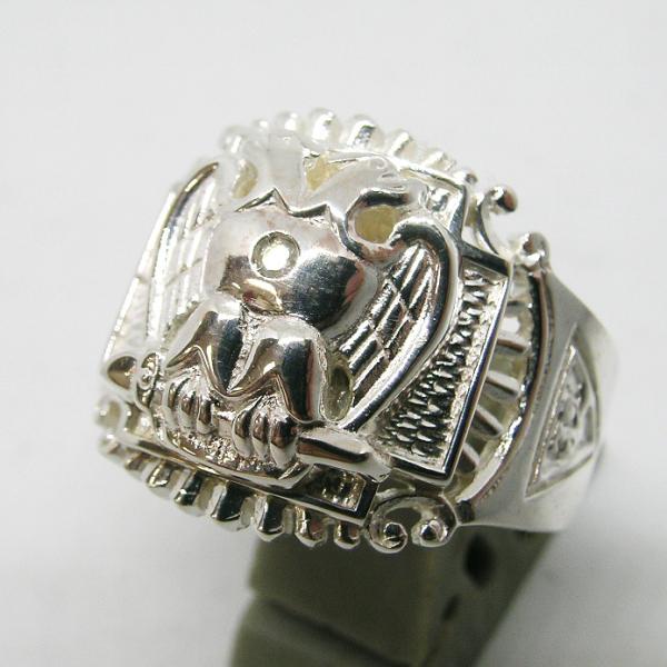 ダイヤモンド入りのフリーメイソン　ダブルイーグル　シルバーリングです！！ホワイトゴールド仕上げ！！！ヘッドの部分はスリーレイヤー技法（３枚重ね）ストリートブランドのような一発型取りではなく3点のパーツを組み上げております。リングサイズ：17...