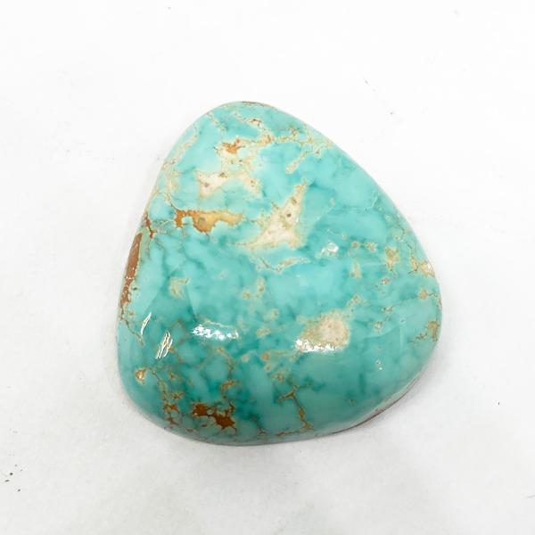 ロイストーンターコイズのカボションルース22.5ctです。商品番号 RS-33大きさ(約)：縦21×22ｍｍ　画像5枚目の向きで最大厚み(約)：7ｍｍ※バッキング済ですが割れています。画像でのご判断でノークレームノーリターンでお願いします。...