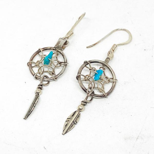 インディアンジュエリー ドリームキャッチャーモチーフのフックピアスです。ドリームキャッチャーの編み込みからフェザーの先までハンドメイドです。写真は現物になります。フックタイプフックピアスを除いた大きさ（約）：直径13ｍｍ 長さ34ｍｍ1個の...