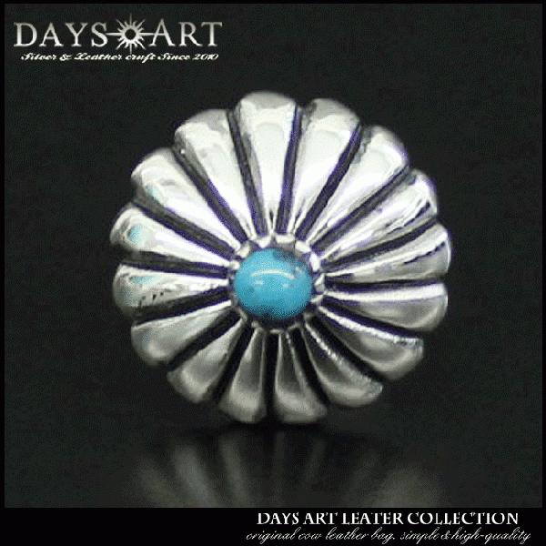 【素材】シルバー925ターコイズ【仕様】直径約1.4cm、厚み約0.7cm(ネジ含まず)【その他】Silver925の土台と本物のストーンを使用し、ナバホ族（ＮＡＢＡＪＯ）のインディアンジュエリーをイメージしたコンチョです。燻しシルバーの質...