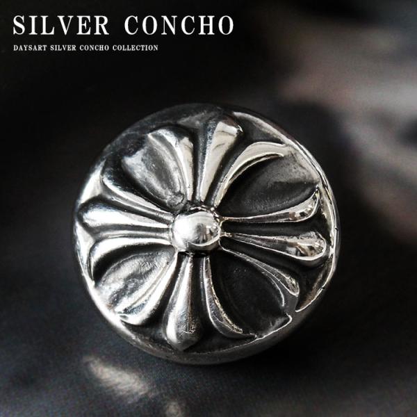 【素材】■シルバー925【仕様】■縦約1.8cm 横1.7cm 厚み約1.1cm(ネジ含まず)■ネジ口径約0.4cm■重量約7g【商品の特徴】シルバーアクセの定番デザインであるアイアンクロスを用いたシルバーコンチョ。裏面はネジ式になっている...