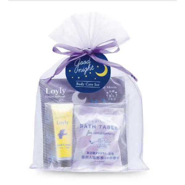 北欧の静かな森を想わせる穏やかな香り。おやすみ前のナイトケアで心地よい眠りを。贈り物にもぴったり！オーガンジーセット。□入浴品2点、ミニハンドクリーム1点入り。□サイズ(WDH):150×20×225（mm）注意事項お肌に合わない場合は使用...