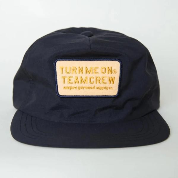 【発売日：2025年03月29日】TEAM CREWデザインのロゴワッペンをフロントに。バランス抜群なワッペンサイズで飽きることなく被れます。撥水ナイロンを素材として作ってあるのでとても軽量でいて雨をストップします。ノーストレスなキャップで...