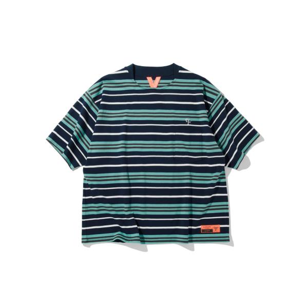 【発売日：2025年05月10日】この詰まっていない首、暑い季節に”ありがとー！”と思わず叫んでしまうほど快適です。特徴的な襟周りとざっくりとしたシルエットが夏に最高なマルチカラーボーダーT。裾についたチームタグはリフレクター。肉厚な8oz...