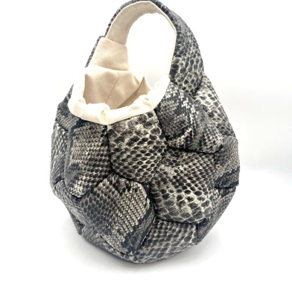 【ブランド名】 オー　Ore【サイズ】 【サイズ詳細】 横27cm　縦20cm　マチ16cm　ハンドル20cm【カラー】 グレー系【素材】 【ランク】 B【コメント】サッカーボールモチーフのおしゃれなハンドバッグです。硬めのパイソン柄生地で...