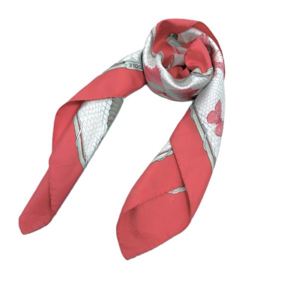 【ブランド名】 エルメス　HERMES【サイズ】 【サイズ詳細】 横88cm　縦90cm【カラー】 赤ピンク×白系 くすみカラー【素材】 シルク100％【ランク】 BC【コメント】綺麗な赤ピンクカラーに蝶々柄が素敵なスカーフです。品質タグあ...