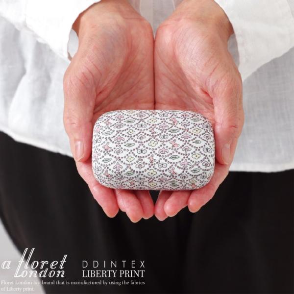 ハードタイプのアクセサリーケースです。中がフラットになっているので、どんな形のアクセサリーケースも入れられバッグに入れて持ち運びができます。小物入れやピルケースとしても使えます。内側には、フローレットロンドンのロゴが入っています。■サイズ:...