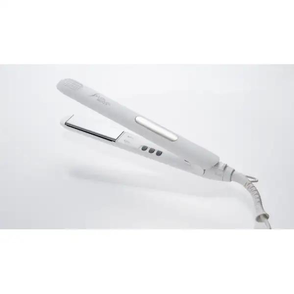 ■面白いくらいツヤが出るヘアアイロン従来製品の2.14倍滑らかで熱を通しやすいミラーチタニウムプレートを採用・ツヤのある仕上がり・熱や摩擦によるダメージの軽減・素早い立ち上がりが実現可能になりました。■髪に潤いを与える※1ヘアアイロン密度に...