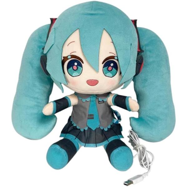 あったかぬいぐるみシリーズに限定書き起こしデザイン（Art by 津田コヨリ）で「初音ミク」が登場！USB給電式でせなか部分が約42〜46℃に温まるので、デスクや膝の上で手軽にぬくもりを楽しめます。ふわふわ素材で抱き心地抜群。読書中やお昼寝...