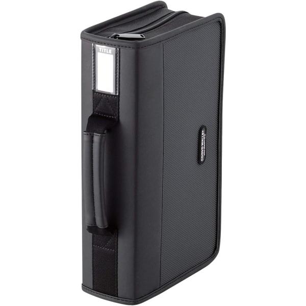 本棚や机周りに縦置きもできる自立タイプ。大量のCD/DVDをコンパクトに収納できるファスナーケース。【仕　様】サイズ 幅295mm×奥行80mm×高さ175mm ※ハンドル含まず重量 340g材質 本体：PP・PVC、ディスク収納部：PP不...