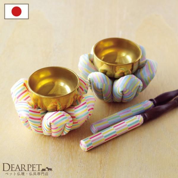 ポップなキャンディーをイメージして作られた、モダンデザインのおりんセット。かわいいペットちゃんのご供養にぴったりです。美しい音色と共に、ペットちゃんへの想いがきっと届きます。■商品詳細サイズ：(布団）高さ約4.4cm、幅9cm(棒）約13....