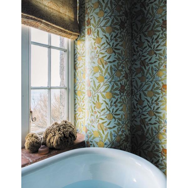 Fruit（フルーツ）1864 年に製作された、初期壁紙三部作のひとつ。木の枝からぶら下がる熟したザクロといった果実や、流れるように伸びゆく枝の古くから愛されるデザインに、新しいカラーリングによる解釈で新しい光をもたらしています。スカイブル...