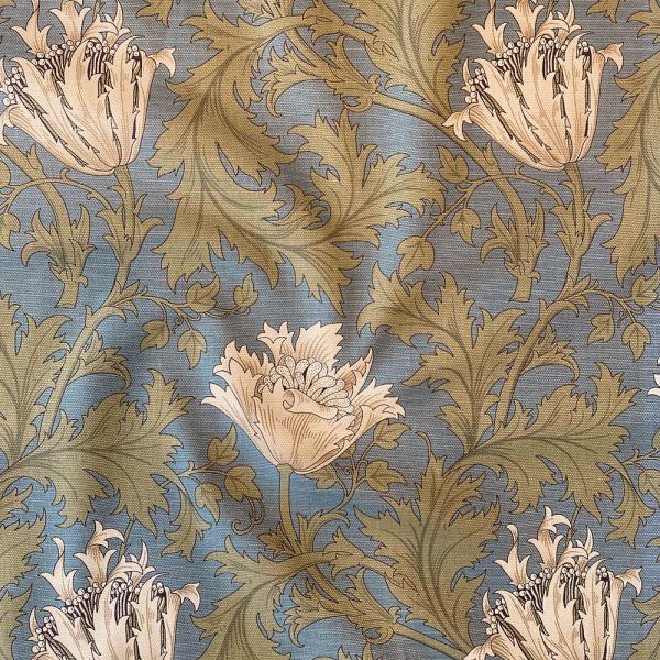 ウィリアム・モリス氏の人気柄「アネモネ（Anemone 19世紀）」の綿オックス生地です。目の詰まったしっかりとした質感ですが、縫いやすく扱いやすいファブリック。ヴィンテージサックスの地に、淡いベージュのアネモネが大胆かつ繊細に描かれていま...