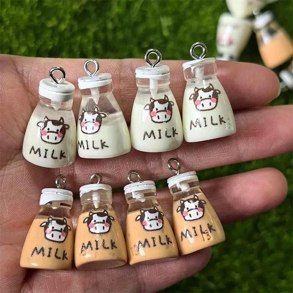 ボトルに入ったドリンクのチャームです♪牛乳とコーヒーミルクのような感じ。かわいい牛さんの絵柄入りです！どちらかから1個ずつでの販売となります。【販売単位】1個【サイズ】高さ: 約20mm, 底: 直径約13.5mm (ヒートン部分含まず)【...