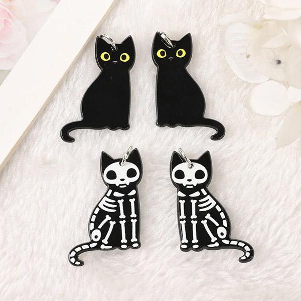 かわいい猫ちゃんのアクリルキーホルダーです。2種類。写真上部の黒猫ちゃんと、写真下部の骸骨猫ちゃんです。ちょっと怖い？けどかわいいです♪そのままでも使えますし、何かアレンジも可能★写真には2個ずつ載せていますが、1個単位での販売となります。...