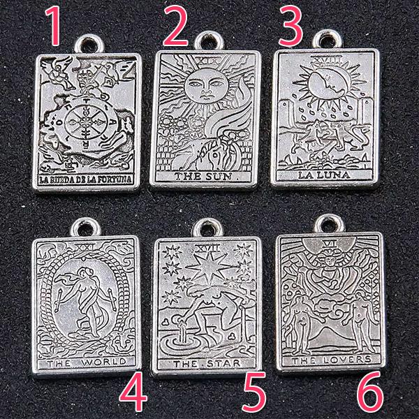 かわいいアンティークチャームの中から『6種類のシルバータロットカード』です！運命の輪、太陽、月、世界、星、恋人の6種類からお選びいただけます♪運命の輪には「la rueda de la fortuna」と書かれています。スペイン語のようです...