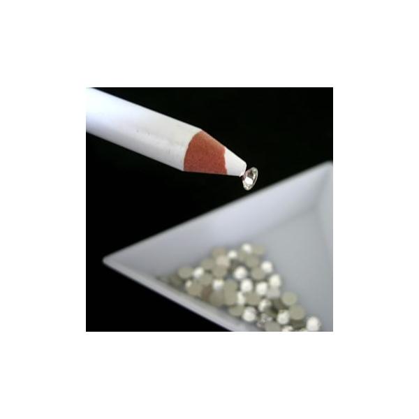 ラインストーンを芯の先で吸着して拾う便利な鉛筆です。普通の鉛筆の要領で、カッターや鉛筆削りなどで削ってご利用ください。芯の先の白い部分でストーンに軽く押し当てていただくと吸着します。吸着面に接着剤やグルーが付いた場合も鉛筆のように、こすった...