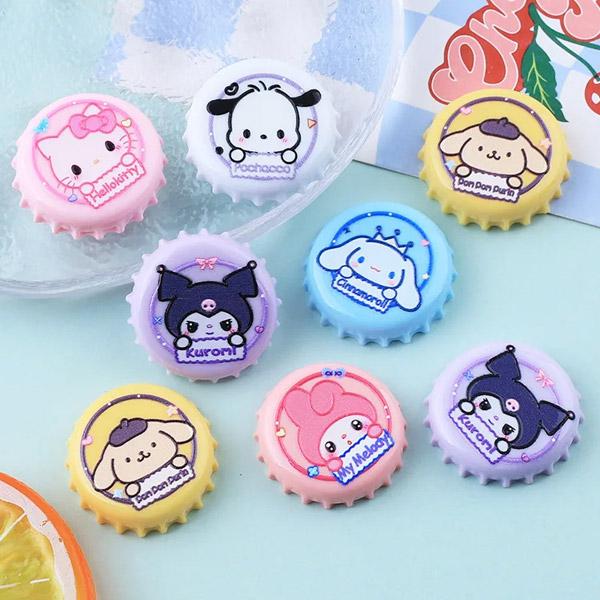 ビールや瓶ジュースのキャップのような、王冠スタイルの動物たちの貼り付けプラパーツです！ネコやウサギなどで計6種類。みんなとってもかわいいです♪写真では8種類あるように見えますが、紫と黄色が2つあるため、全6種類。各パーツの裏は貼れるように平...