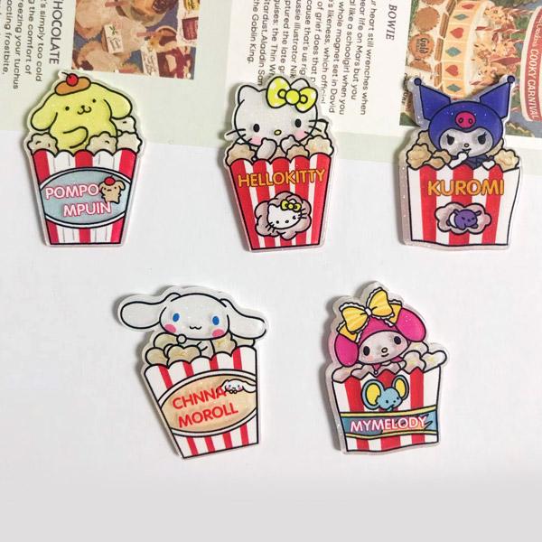 ポップコーンを楽しむ動物さんたちのアクリルパーツです！箱の中に入って食べたりしているのかな…？かわいいですね♪薄めのアクリル製で、貼り付けにぴったり♪それぞれ形は異なるため、サイズは1つのものを代表として掲載しております。全5種類で1つずつ...