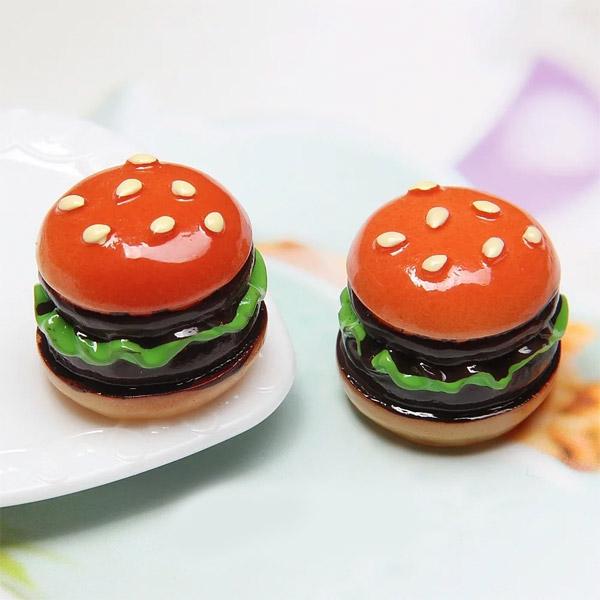 大きめなしっかりしたハンバーガーです★お肉がダブルっぽくがっつりな感じで、イメージはバーガーキング？結構美味しそうに仕上がりました！【サイズ】直径: 18mm, 高さ: 18mm【素材】プラスチック【販売単位】5個【ご注意点】ご覧いただいて...