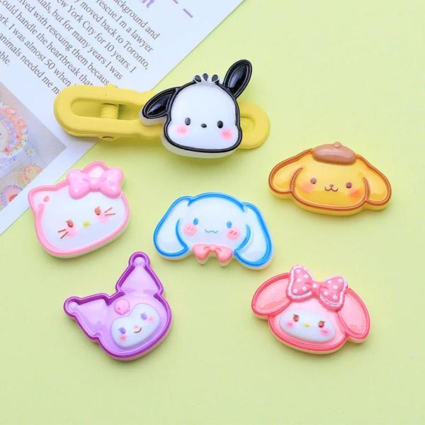 かわいい動物たちのお顔の貼り付けプラパーツです！ネコやウサギなどで計6種類。縁どられてお顔がくっきり！みんなとってもかわいいです♪各パーツの裏は貼れるように平面になっています。写真には黄色いクリップのようなものが写っていますが、こちらは含ま...