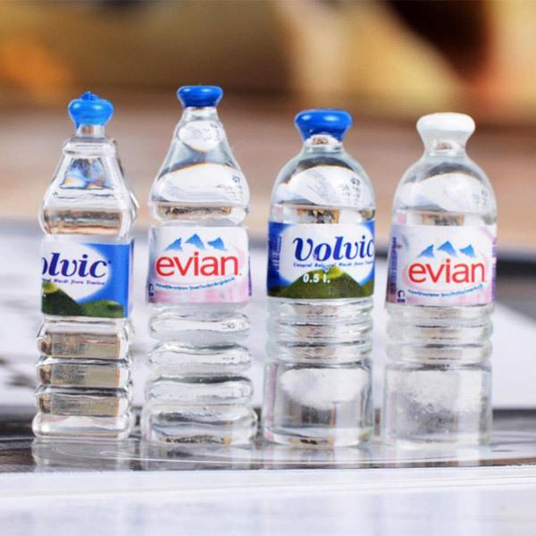 ペットボトルの形をしたプラパーツです！よくある感じのデザインで、きっと水が入っていると思われます。こちらは裏面などなく、ボトルタイプのパーツです。底は平面なので貼り付けることも可能です！写真左から、角型ブルー、角型ホワイト、円型ブルー、円型...