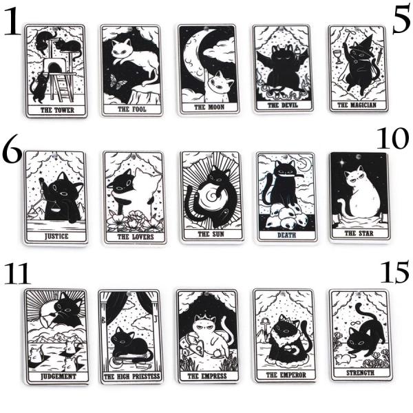 こちらはプラスチックで出来たタロットカードのチャームパーツです。モチーフは猫で、猫がタロットカードの絵柄を演出しています♪もちろん計22種類。順番はバラバラなのですが、全ての絵柄がございます。写真1枚目は左上から右下まで15種類、写真2枚目...