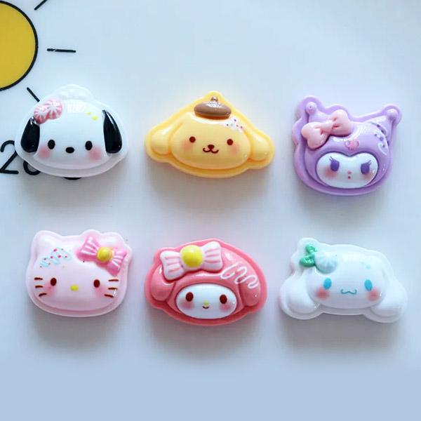 かわいい動物たちのお顔の貼り付けプラパーツです！ネコやウサギなどで計6種類。リボンや帽子などいろいろ着飾っています。みんなとってもかわいいです♪各パーツの裏は貼れるように平面になっています。各種類1つずつ、計6個の販売となります。【サイズ】...