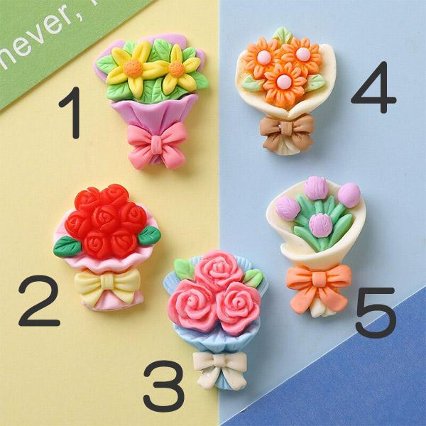 こちらはプラスチック素材のフラワーパーツ、いわゆるフラワーカボションです。5種類ある花束からお選びいただけます！色味も形もさまざま♪1種類を5個セット、計5個での販売となります。【サイズ】1番: 27*32mm, 2番: 26*29mm, ...