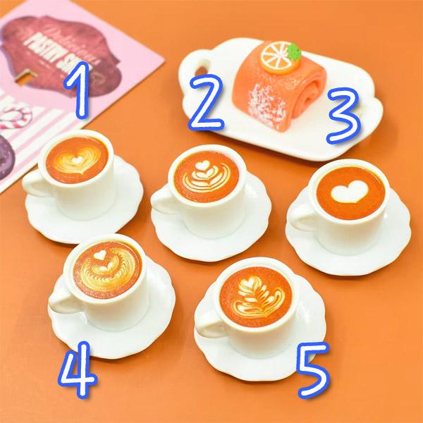 コーヒーマグカップです。ハートのラテアートが描かれています♪商品写真にはソーサー(皿)がありますが、マグカップ単体での販売です。マグカップは白でシンプルなもの。横に結構大きくて恐らくはたっぷりカフェラテが入っているのでしょう♪少しラテアート...