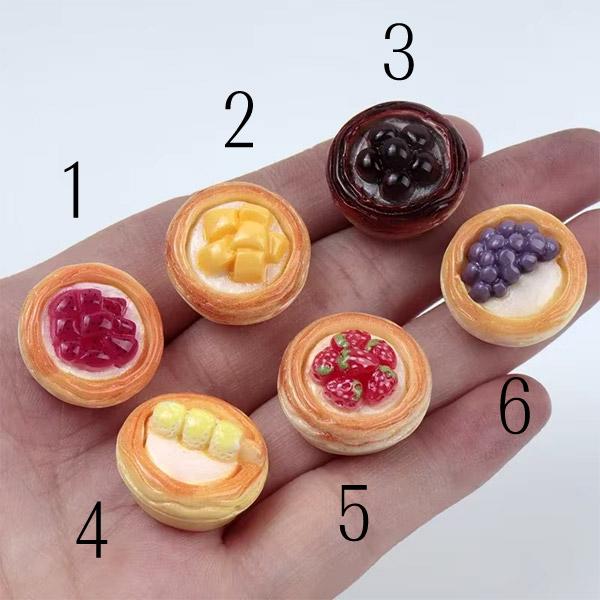 6種類から選べるフルーツタルトです！お好みや使うシーンにてお選びください。手作りの部分があり1つ1つ微妙に異なります。何卒ご了承くださいませ。【販売単位】5個【サイズ】約 縦22mm x 横22mm x 高さ12mm【素材】プラスチック【ご...