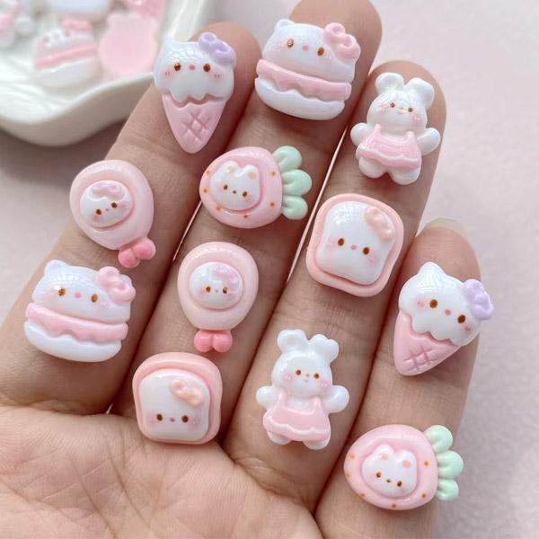 うさぎちゃんやねこちゃんがソフトクリーム、パン、いちご、エビフライ、ハンバーガーとかになっちゃったかわいいパーツです！裏側は空白になっているので、基本的には貼り付けて使うパーツとなります。どのパーツになるかお選びいただけませんが、5個セット...